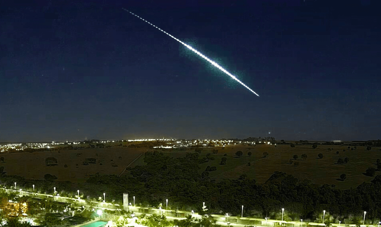 Meteoro reluzente e longo risca o céu de 6 estados do Brasil - Clima ao Vivo
